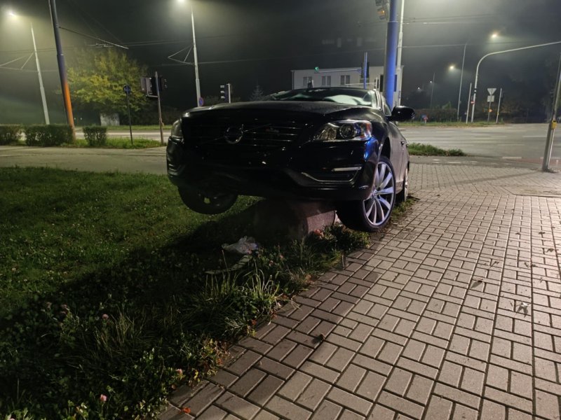 Spektakularna kolizja na ul. Męczenników Majdanka. Pijany kierowca zawisł autem na śmietniku ...