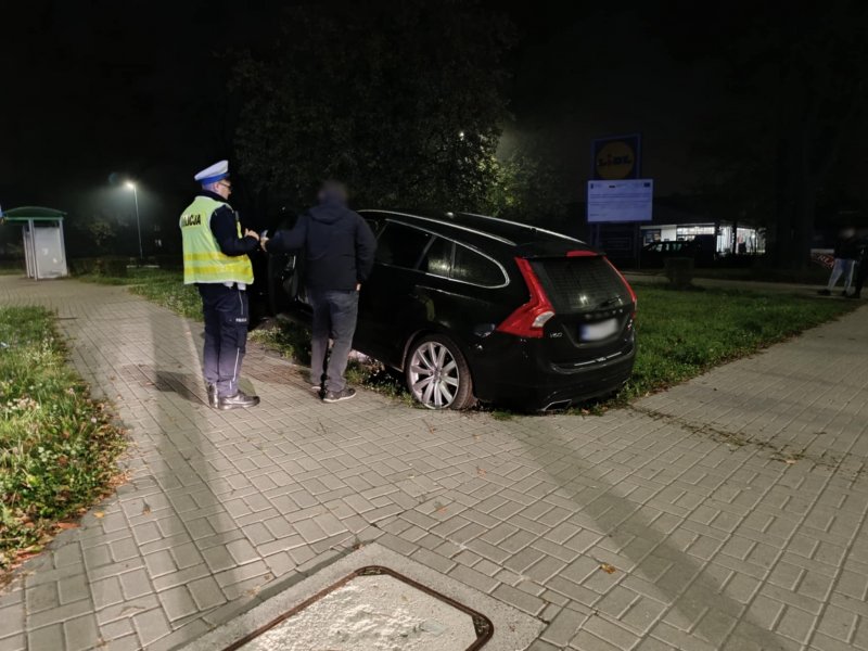 Spektakularna kolizja na ul. Męczenników Majdanka. Pijany kierowca zawisł autem na śmietniku ...