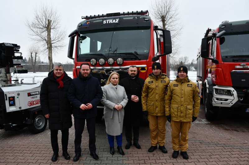 Nowoczesne samochody ratowniczo-gaśnicze trafiły do strażaków. Wiadomo już, że będą kolejne ...