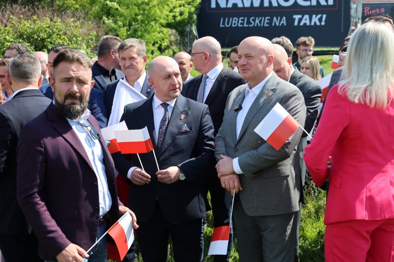 Działacze PiS zebrali się pod ogromnym banerem wyborczym, aby pokazać wsparcie dla Karola ...