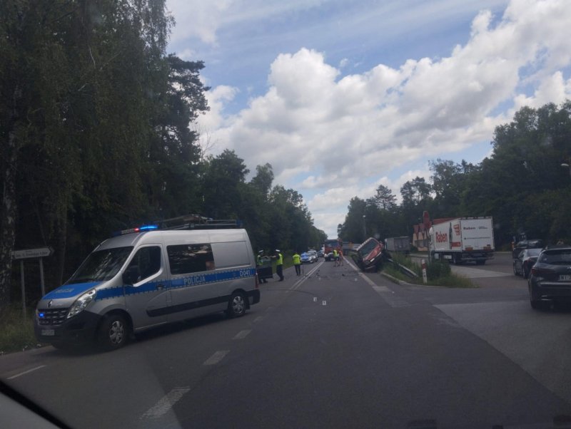 Zderzenie dwóch aut osobowych w Tchórzewie. Dwie osoby ranne, droga zablokowana (zdjęcia ...