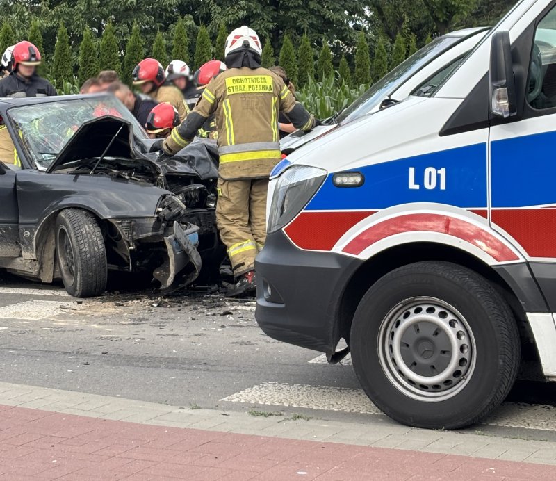 Czołowe zderzenie audi z nissanem. Trzy osoby ranne, droga zablokowana (zdjęcia) : Lublin 112 ...