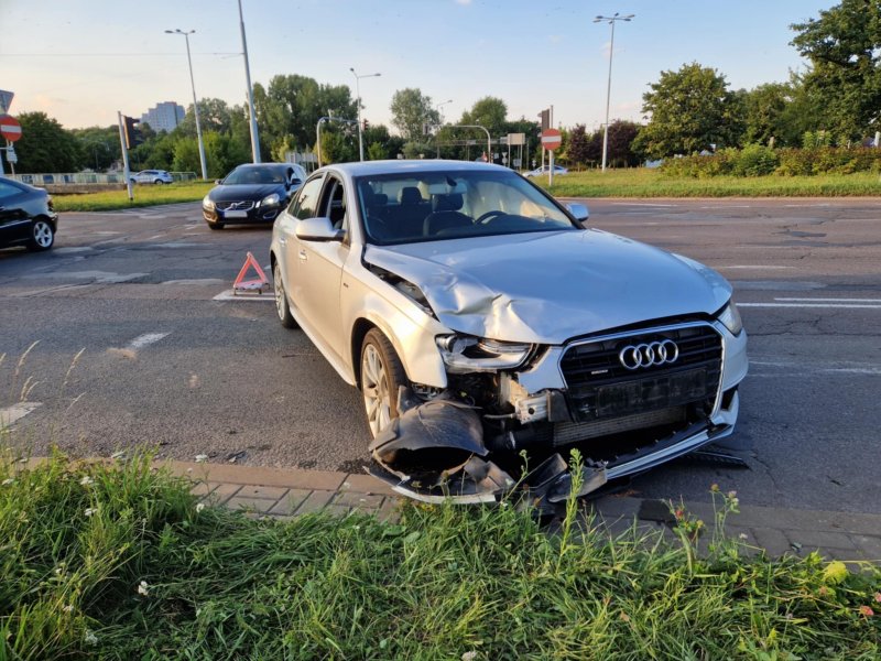 Zderzenie dwóch pojazdów na ul. Mełgiewskiej. Dwa auta rozbite ...