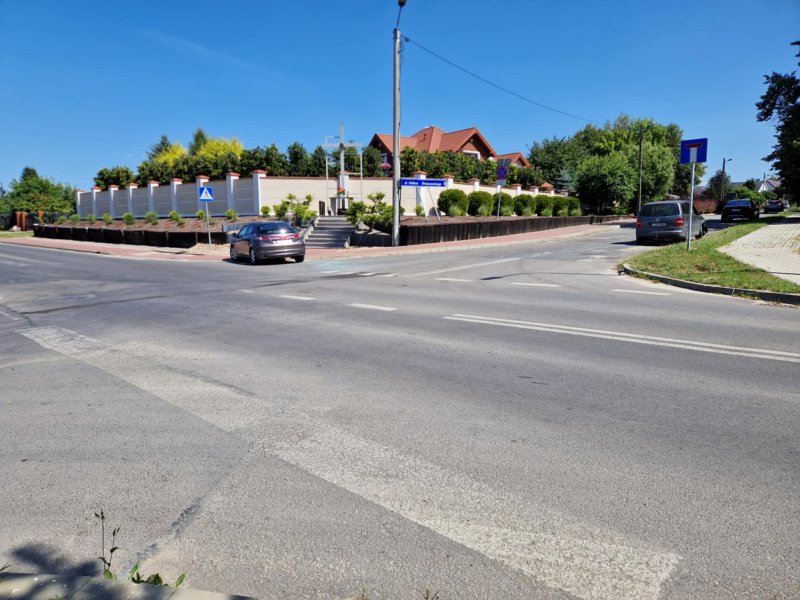 Kolizja na skrzyżowaniu, dwa auta rozbite. Na miejscu pracują ...