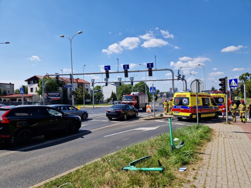 Zderzenie aut na ul. Krańcowej w Lublinie. Utrudnienia z przejazdem po najechaniu toyoty na audi ...