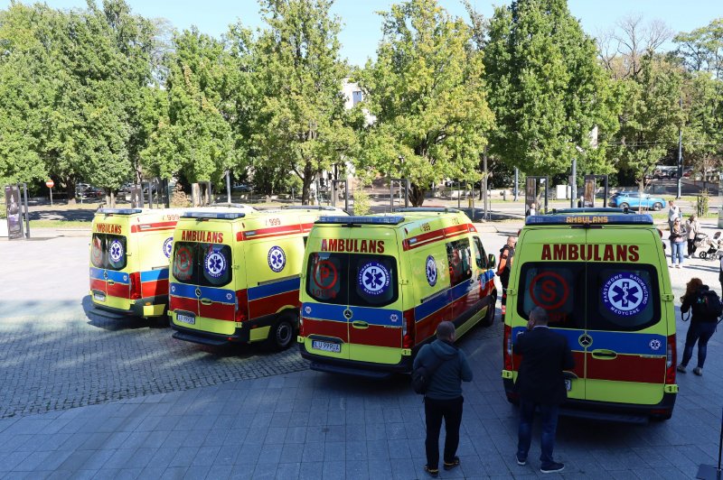 Kolejne nowe karetki w lubelskim pogotowiu ratunkowym. Dziś uroczyście przekazano kluczyki ...