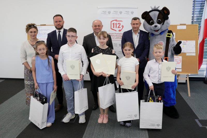 Ratek nową maskotką numeru alarmowego 112. Laureaci konkursu odebrali ...